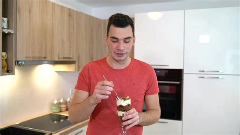 Anže Kuplenik Izdal Kuharsko Knjigo Bil Sem Na Trnih