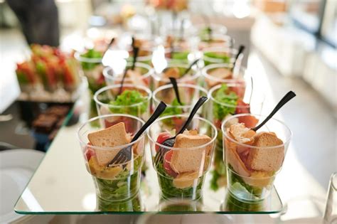 Mini Saladas Em Copos De Plástico Salada De Aperitivo Com Carne