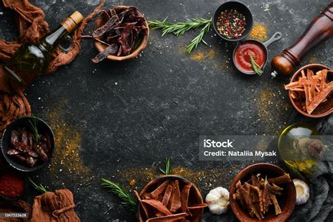 육 포 말린 고기 조각에 향신료와 허브 검은 돌 배경에 맥주 간식 맨 위 보기입니다 육포에 대한 스톡 사진 및 기타 이미지 육포 소고기 0명 Istock
