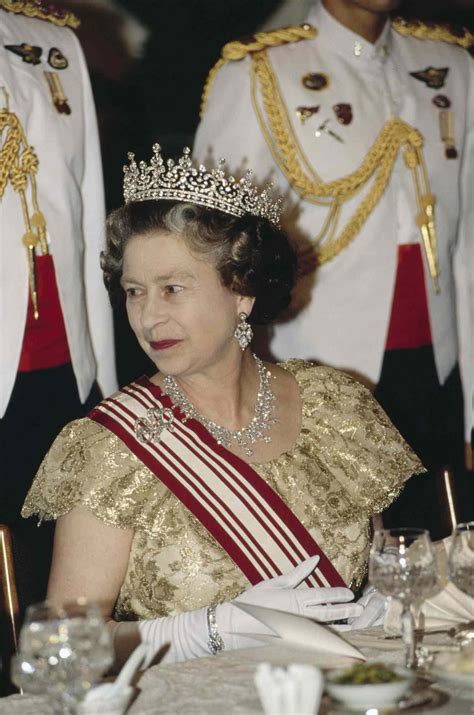 Camilla Usa Esta Lujosa Prenda De Isabel Ii Después De Su Muerte