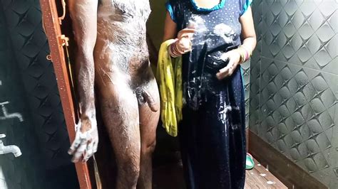 Meri Nokranai Ne Muje Bathroom Me Nahate Huye Chupke Se Dekha Fir Chut