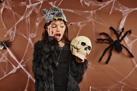 рядом ужас девочка дочка в стоковое фото изображение насчитывающей костюм 291055140