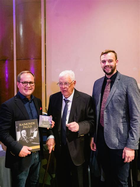 Edgars Ošleja Jauna Zvaigzne Uz Estrādes Skatuves Nralv