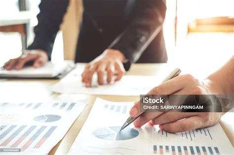 비즈니스 사람들이 새로운 사업 계획 전략 분석 회의 프로젝트 개념 경영자에 대한 스톡 사진 및 기타 이미지 경영자 계산기 계획 Istock