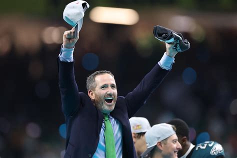 Photo Eagles Howie Roseman Cut After Being Hit With Beer Can At Super