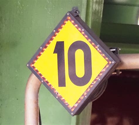 中央本線の10両編成列車。停止位置目標。 稲見駅長の鉄道だよ人生は 稲見眞一 中京テレビ