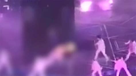 아이돌 공연 중 대형 스크린 쿵 떨어짐 다나와 Dpg는 내맘을 디피지