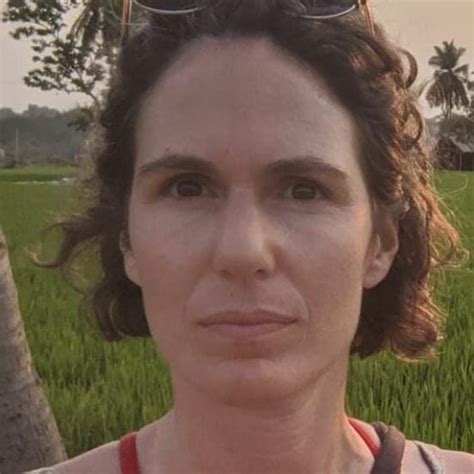 ליאת באריס פלג חברתה של כרמל גת המצויה בשבי חמאס אם את שומעת אותי אנחנו מחכות לך 103fm