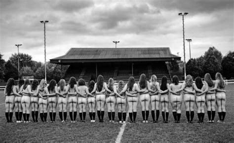 Une équipe Féminine De Rugby Pose Nue Contre Les Troubles Alimentaires