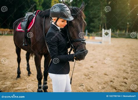 Junge Frau Im Sturzhelm Umarmt Pferd Reiten Stockfoto Bild Von Jockey Nave