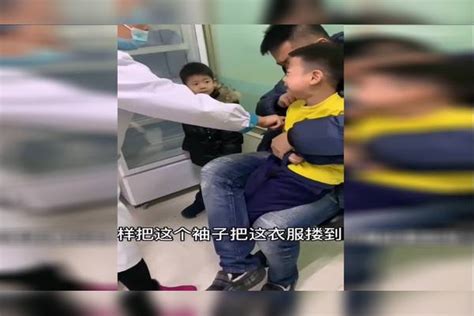 怕打针的宝宝太难了，最后被爸爸按住医生扎完针，这孩子吃惊的问怎么不疼呢