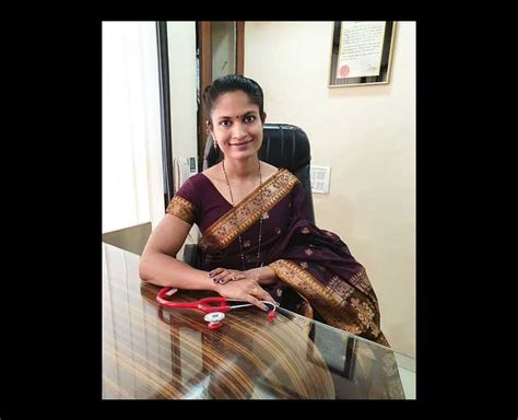 Drsharvari Inamdar The Woman Who Lifts Weights In A Saree Herzindagi
