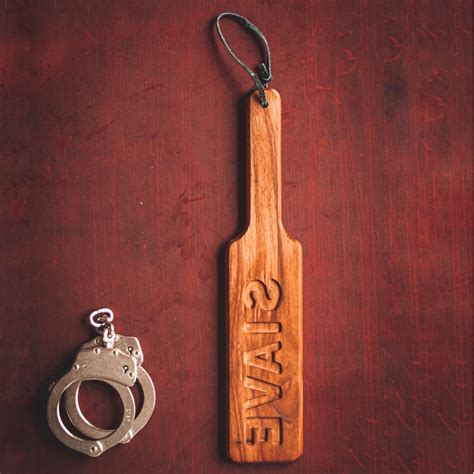 Teak Træs Paddel Med Teksten Slave Tudebrættet