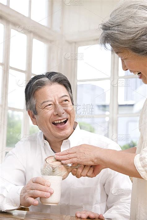 我妻子把茶洒在她丈夫身上素材 花瓣网