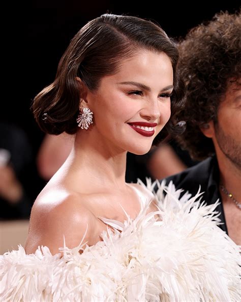 Fans Blame Plastic Surgery For Selena Gomezs Unhinged Transformation