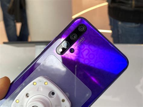 Huawei lancia Nova 5T: lo smartphone con cinque fotocamere. Prezzo e ...
