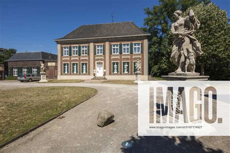 House Woord Manor House Late Baroque Classicism Statues Depictions