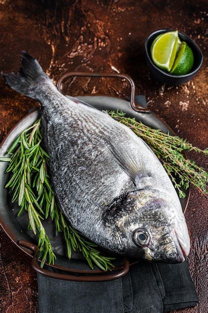 Dorada Sin Cocer O Pescado Dorado Con Hierbas Fondo Oscuro Vista
