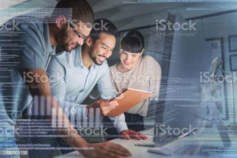 비즈니스 사람들 컴퓨터 화면과 태블릿을 사용한 코딩 및 정보 기술 프로그래밍 및 소프트웨어 개발 코드 오버레이 미래 지향적 및