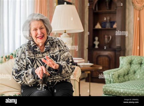 Oma Grau Fotos Und Bildmaterial In Hoher Auflösung Alamy