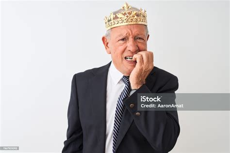 고립 된 흰색 배경 위에 크라운 킹을 입고 선임 회색 머리 사업가는 입물고 손톱에 손을 긴장 찾고 불안 문제 감정에 대한 스톡 사진 및 기타 이미지 Istock