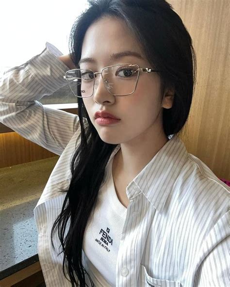 패션엔 아이브 안유진 안경 쓰니 분위기가 싹 스마트 청순미 스트라이프 셔츠룩