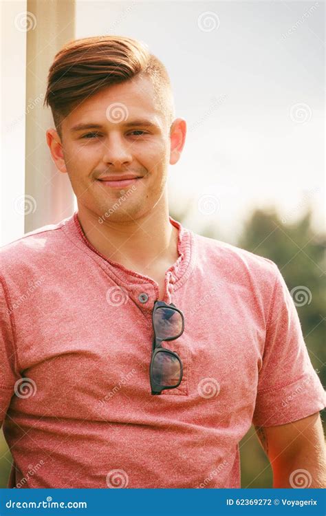 Knappe Jongen In Park Stock Foto Image Of Vrijetijdsbesteding