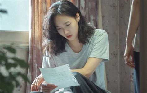 金高银新剧《小小姐们》开播，悬疑感十足，客串演员惊喜连连小小姐们新剧悬疑新浪新闻