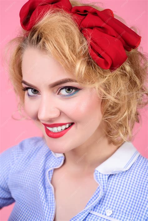 Bouchent Le Portrait Dune Femme Pin Up Vêtements De Pin Up Portrait