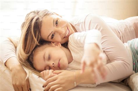 Dulces Sueños Madre E Hija Jugando En La Cama Foto Imagen De Chica