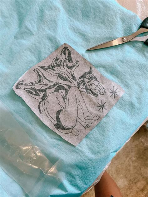 7 Potret Awkarin Bikin Tato Besar Di Paha Gambarnya Jadi Sorotan Hot