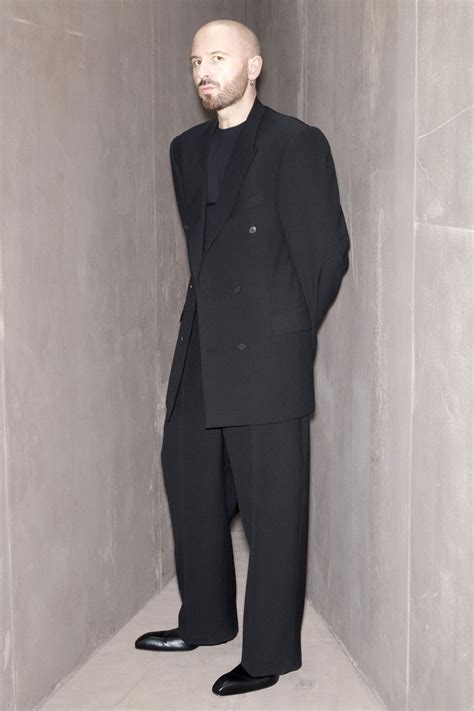 專訪 Balenciaga 創意總監 Demna：如果只想取悅他人，那你永遠不會成功。時尚不是讓你來取悅人的 Vogue Taiwan