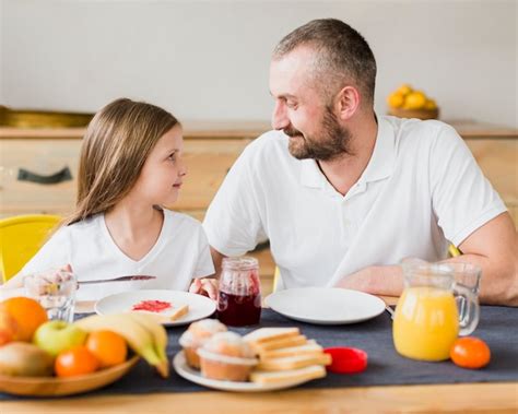 Pai Filha Comendo Imagens Download Grátis No Freepik