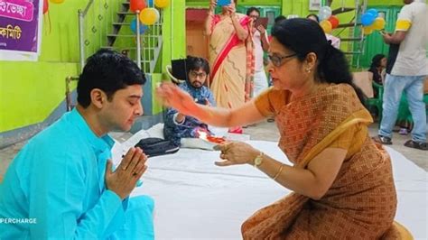 ভাইফোঁটায় নিষিদ্ধপল্লিতে ভাস্বর ফোঁটা নিলেন যৌনকর্মী দিদিদের থেকে Bhaswar Chatterjee Took