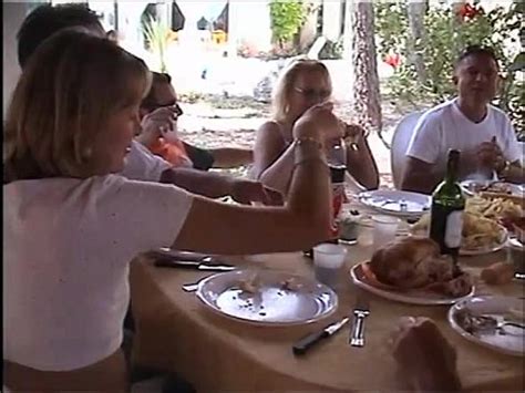En la mesa del almuerzo una cena se convierte en una orgía XNXX COM