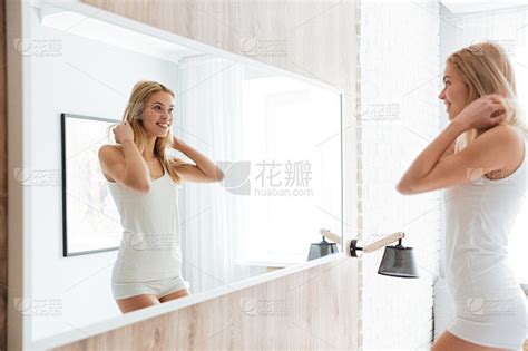 漂亮女人在镜子里看着自己
