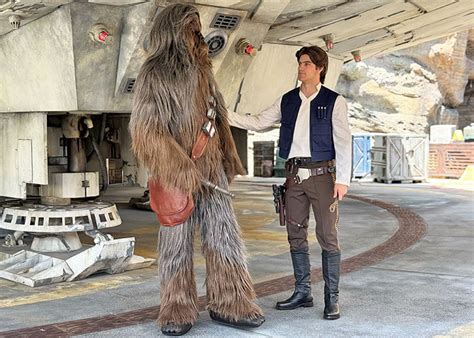 Guide To Roaming Characters In Galaxys Edge At Disneyland 2026