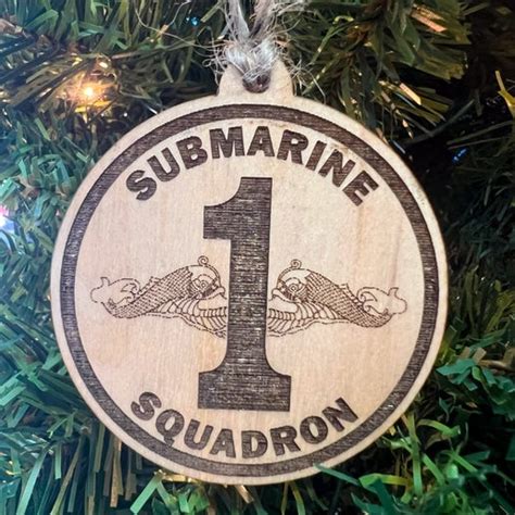 C0926 Command Crest Wood Ornament Dolphin Store Hawaii