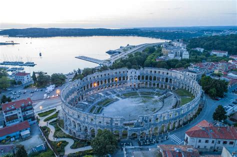 Luftaufnahme Der Arena Und Der Altstadt Von Pula Pula Kroatien