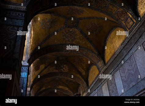 Innenraum Der Hagia Sophia Moschee Details Der Hagia Sophia Kuppel Mit Mosaiken Antike Kirche