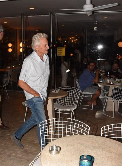 פפראצי כחול לבן מייקל דאגלס מקבל את השבת