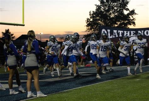 Football Goes 1 1 Vs Shawnee Mission South And Olathe North Owl Post