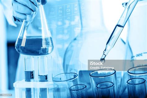 화학 실험실 배경 과학 실험실 연구 및 개발 개념에서 실험실 유리 제품으로 플라스크를 들고 있는 과학자의 손 Stem 주제에 대한 스톡 사진 및 기타 이미지 Istock