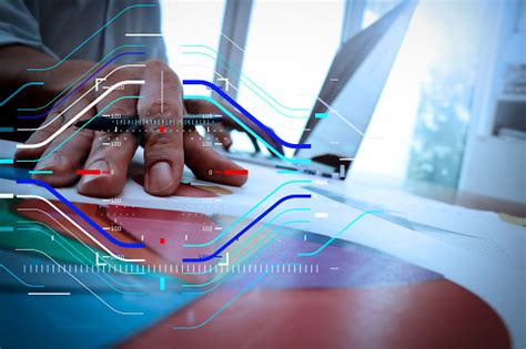 비즈니스 문서 스마트 휴대 전화 및 노트북 컴퓨터와 그래프 비즈니스 소셜 네트워크 다이어그램 및 배경에서 일 하는 남자와 가진 사무실 테이블에 고객 참여에 대한 스톡 사진