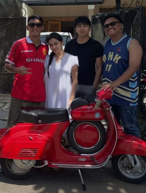 Keseruan Ariel Tatum Dibonceng Daffa Wardhana Naik Vespa