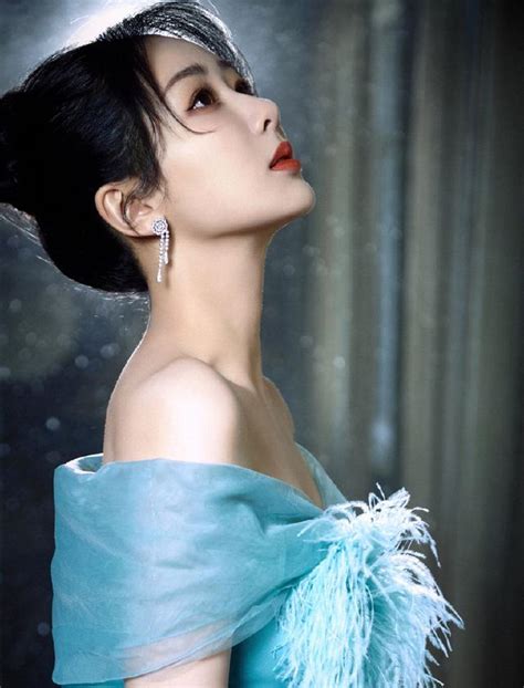 杨紫兔年春晚造型写真 碧蓝色抹胸公主裙仙气十足 新浪图片