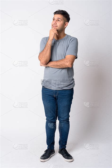 整个身体的快乐年轻波斯男子思考