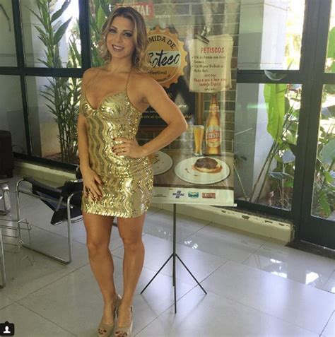 Sheila Mello Arrasa Com Vestidinho Dourado Em Evento Quem Quem News