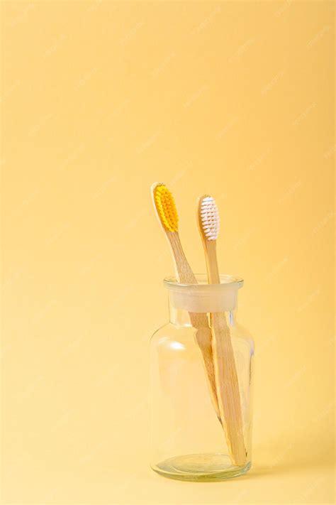 Paire Verticale De Brosses à Dents En Bambou En Verre Sur Fond Beige éco Produits Naturels Pour