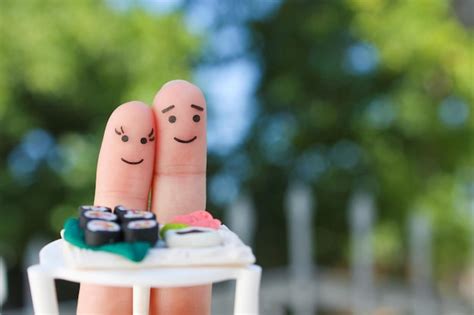 Arte De Los Dedos De La Pareja Feliz Hombre Y Mujer Comen Sushi En La